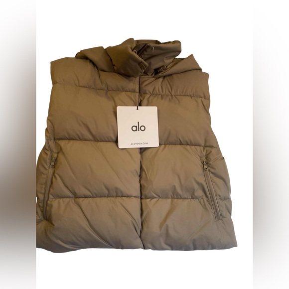 ALO Yoga | Jackets & Coats | Nwt Alo Yoga Gold Rush Puffer Vest Light ...